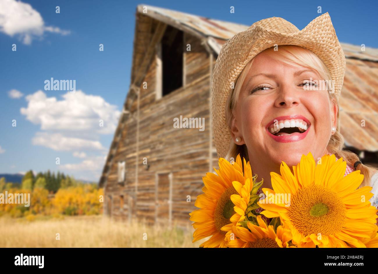 Femme Portant Un Chapeau De Tournesol Banque De Photographies Et D