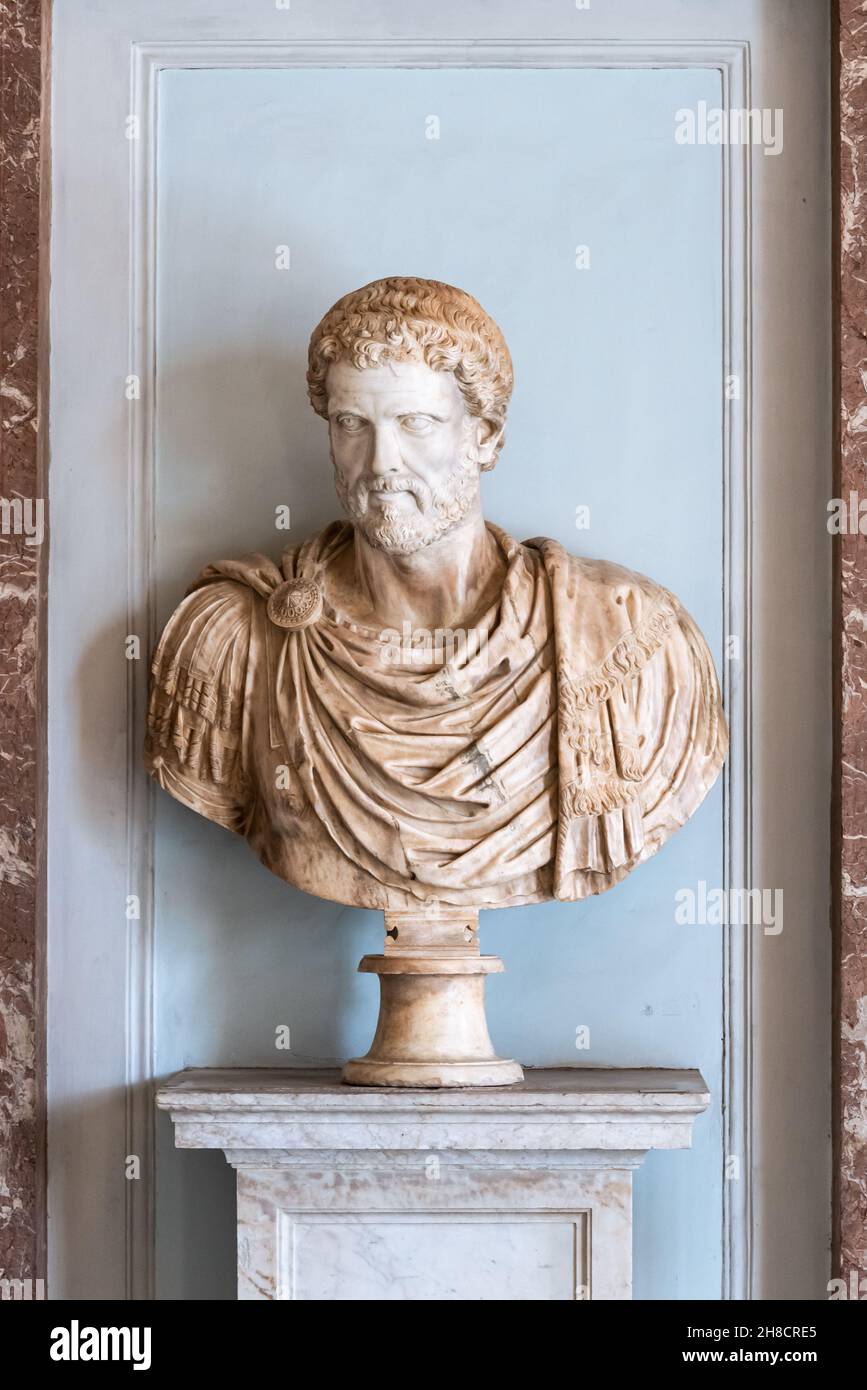 Gros plan sur l'ancien buste en marbre représentant un empereur romain ...