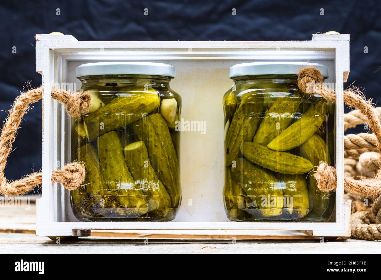 Caisse en bois avec pots en verre avec pickles isolés. Concept ...