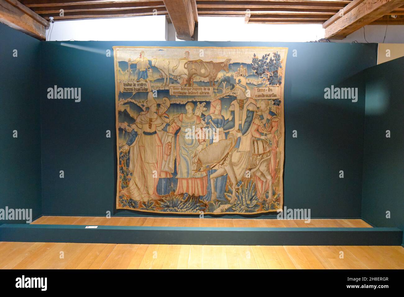 Bayonne, France - 30 octobre 2021 : objets de textiles et de costumes ...