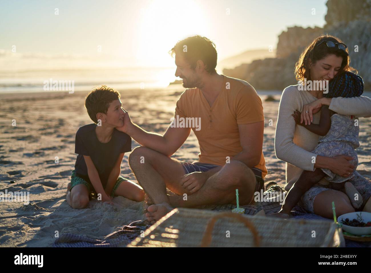 Pique nique sur la plage pique nique sur la plage Banque de ...