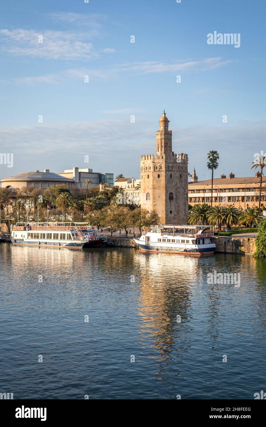 Vue sur le fleuve Guadalquivir et la Torre del Oro à Séville en Espagne ...