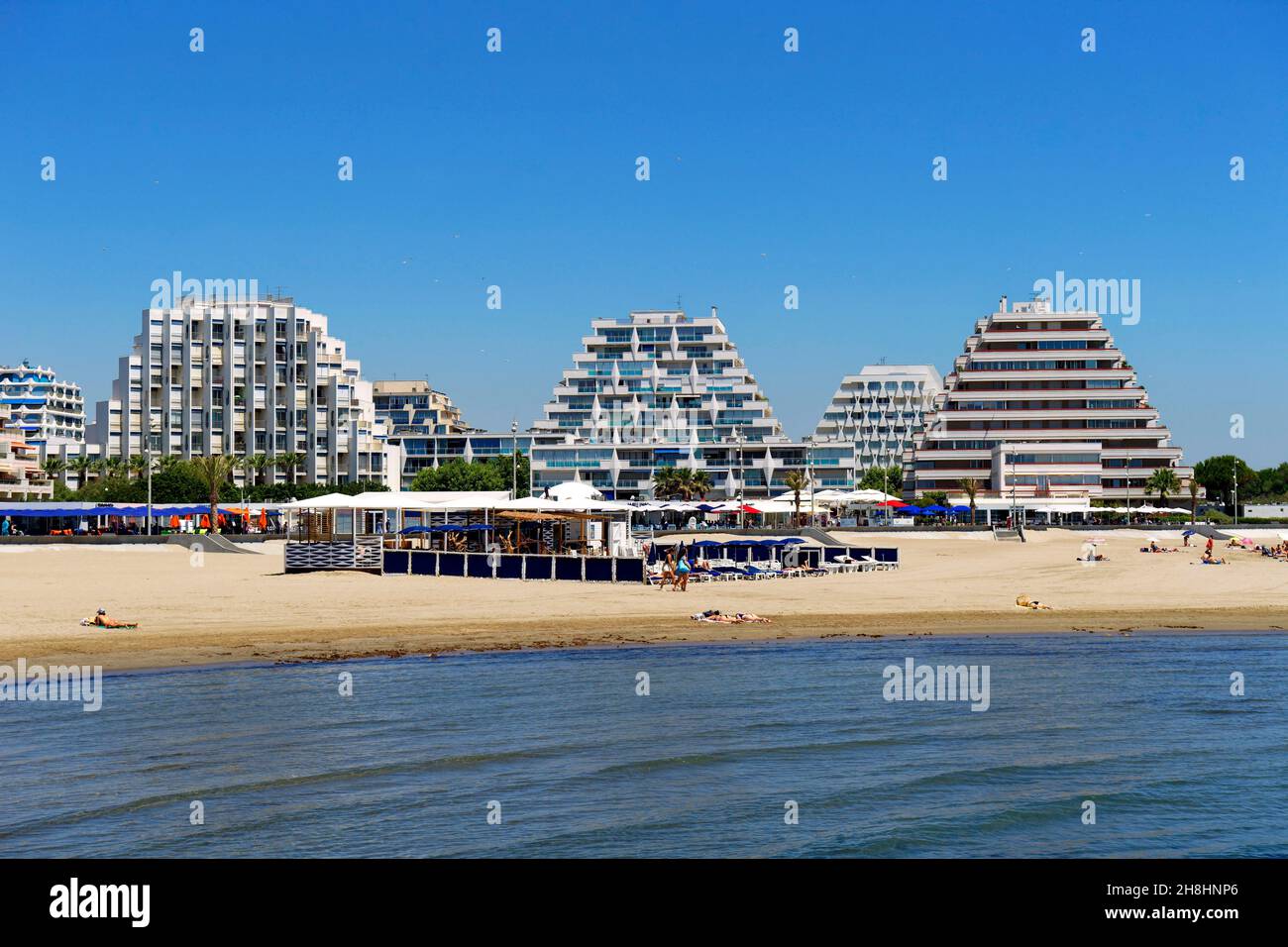 France, Herault, la Grande Motte, la plage de la station balnéaire à l ...