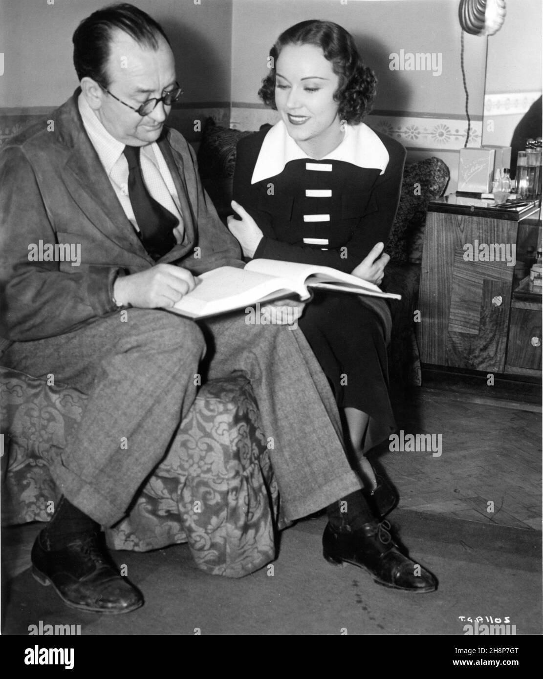 Le réalisateur MAURICE ELVEY et FAY WRAY sur scène Candid aux ...