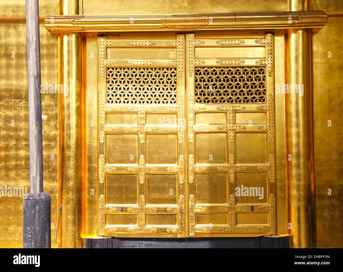 Une porte couverte de feuilles d'or au sanctuaire Ueno Toshogu dans le ...