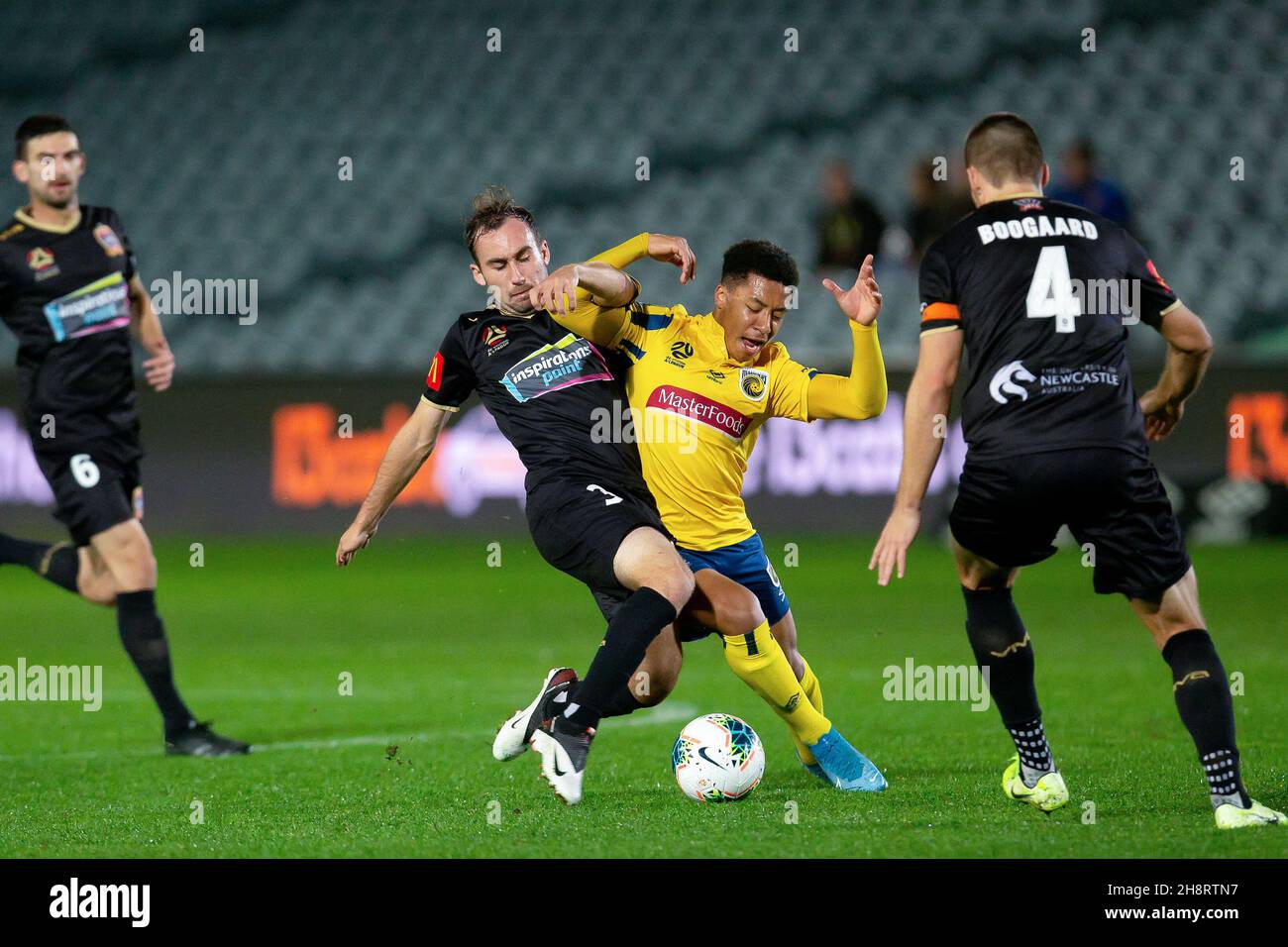 Angus Thurgate, milieu de terrain des Newcastle Jets (32), et les ...