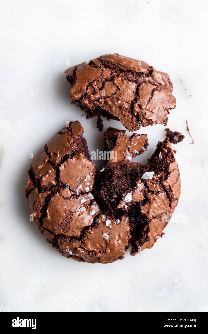 Vue de dessus de biscuits maison au chocolat noir cassé avec des ...