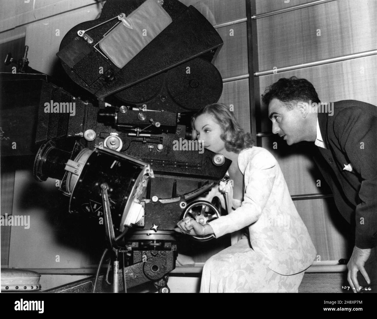 CAROLE LOMBARD et le cinéaste LEON SHAMROY sur le plateau Candid avec ...