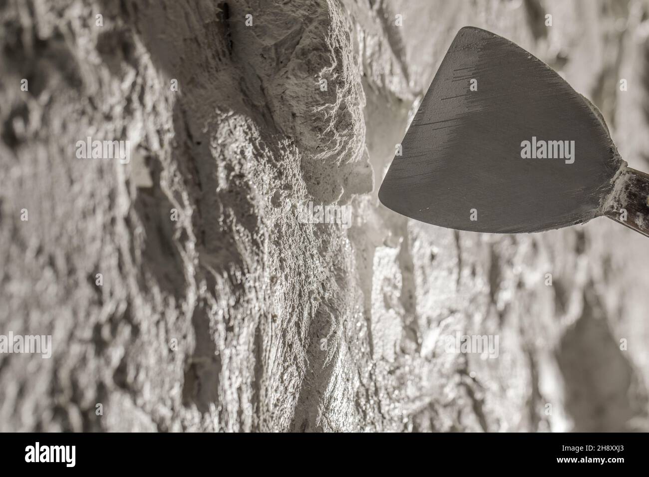Processus de création d'un mur d'argile blanc texturé avec des fissures ...