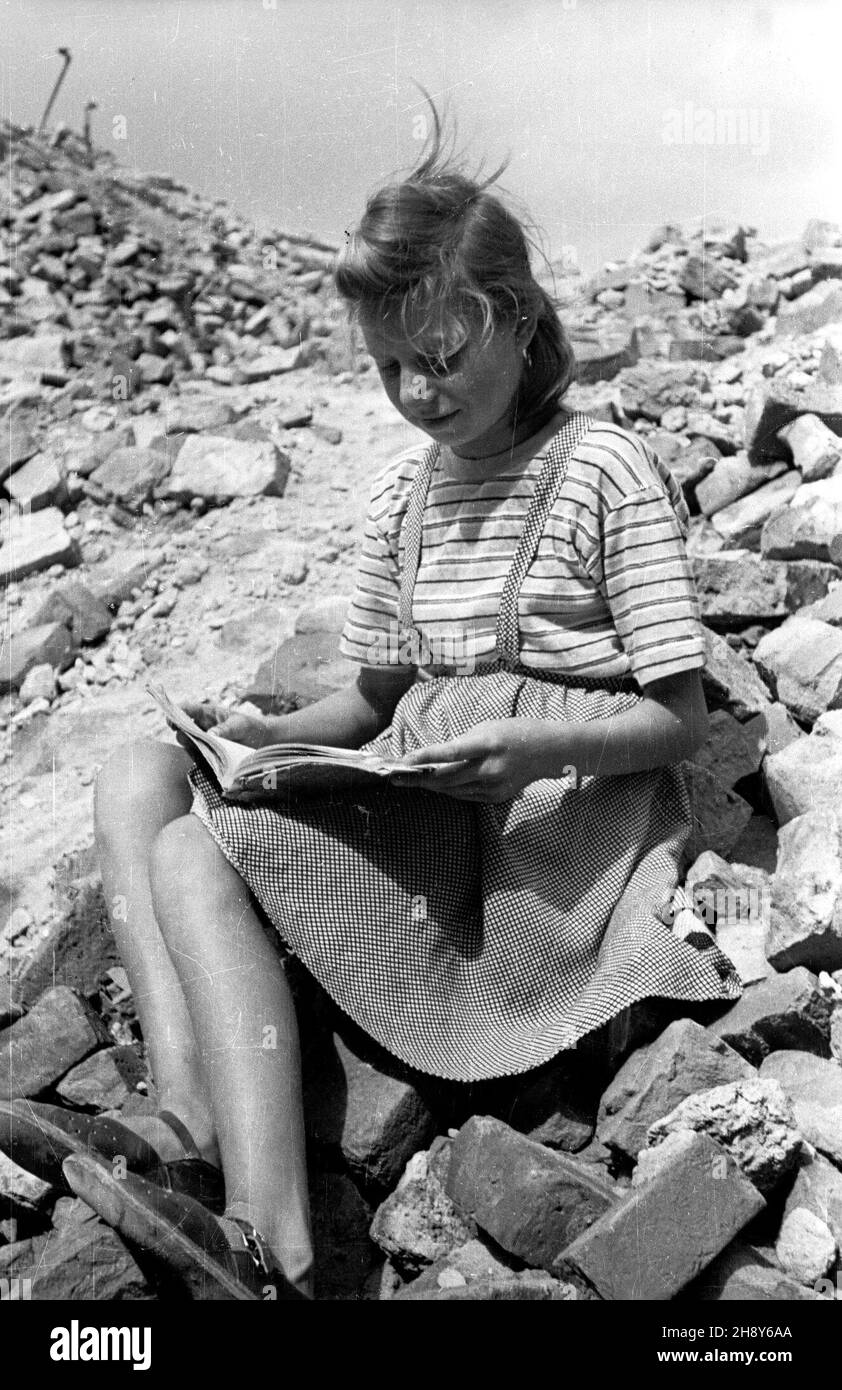 Varsovie, 1946-07-01.Najm³odsi mieszkañcy stolicy spêdzaj¹ wiêkszoœæ ...