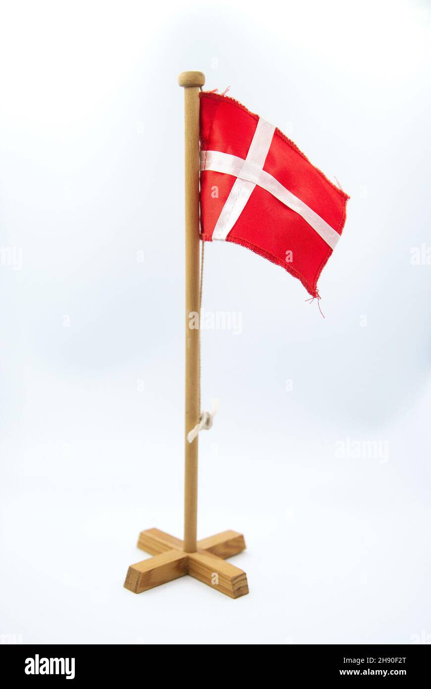 Danemark drapeau sur bâton de bois sur fond blanc dans Studio.Symbole ...