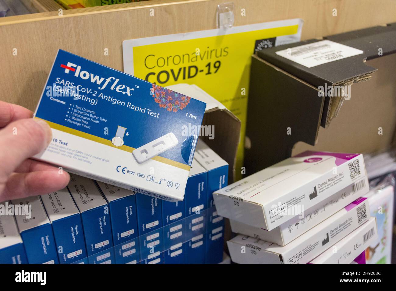 Kit d'auto-test rapide Flowflex SARS COV 2 Antigen à vendre en magasin ...