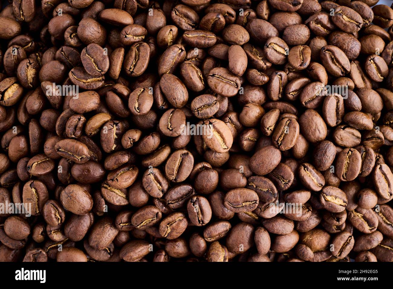Gros plan sur la texture des grains de café arabica.Arôme de caféine ...