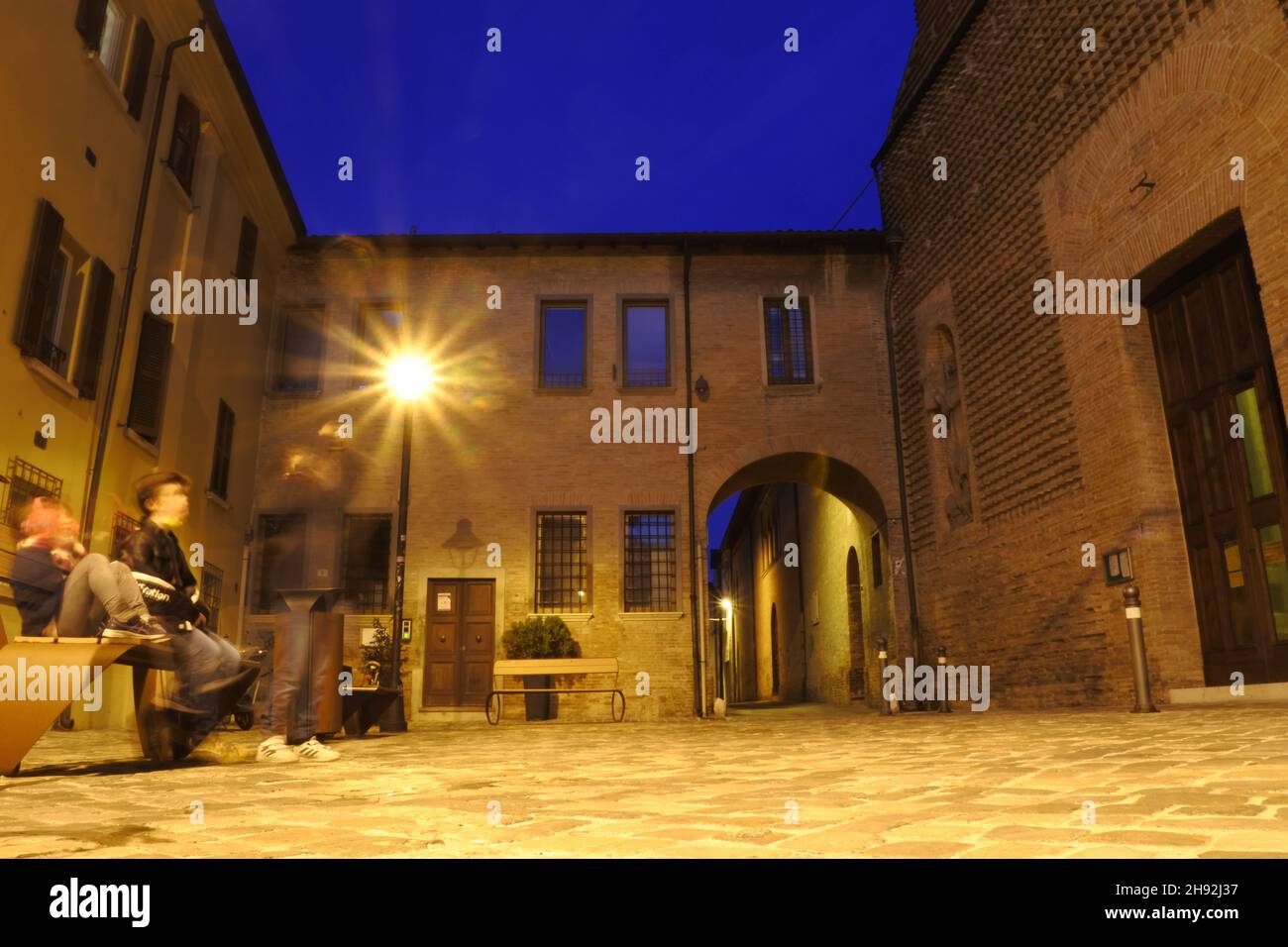 de belles images de la ville de rimini la nuit.Le centre historique de ...