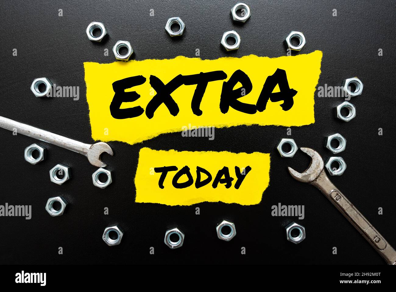Symbole de texte indiquant Extra.Concept commercial ajouté au montant ...