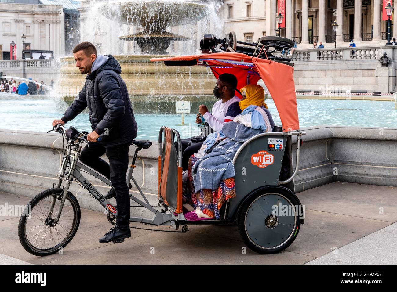 The iconic london taxi and driver Banque de photographies et d’images à haute résolution - Alamy
