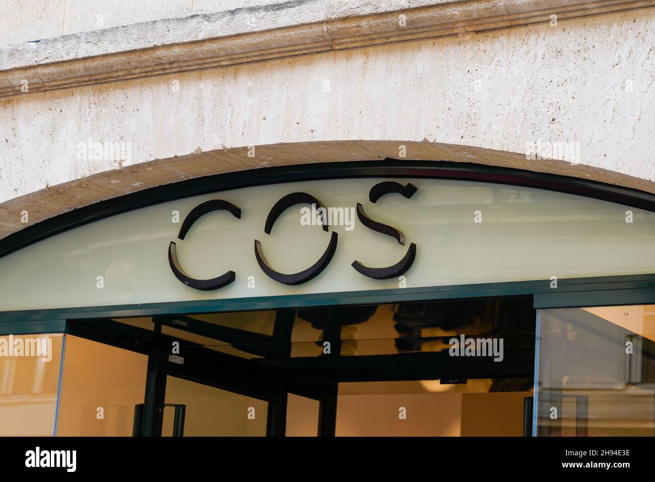 Cos logo Banque de photographies et d’images à haute résolution - Alamy