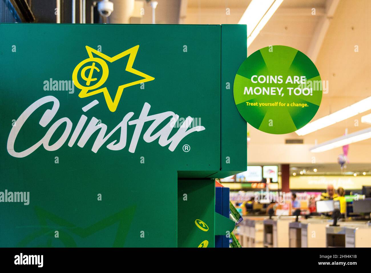 Logo dans un kiosque Coinstar vu à l'intérieur d'une épicerie.22 ...