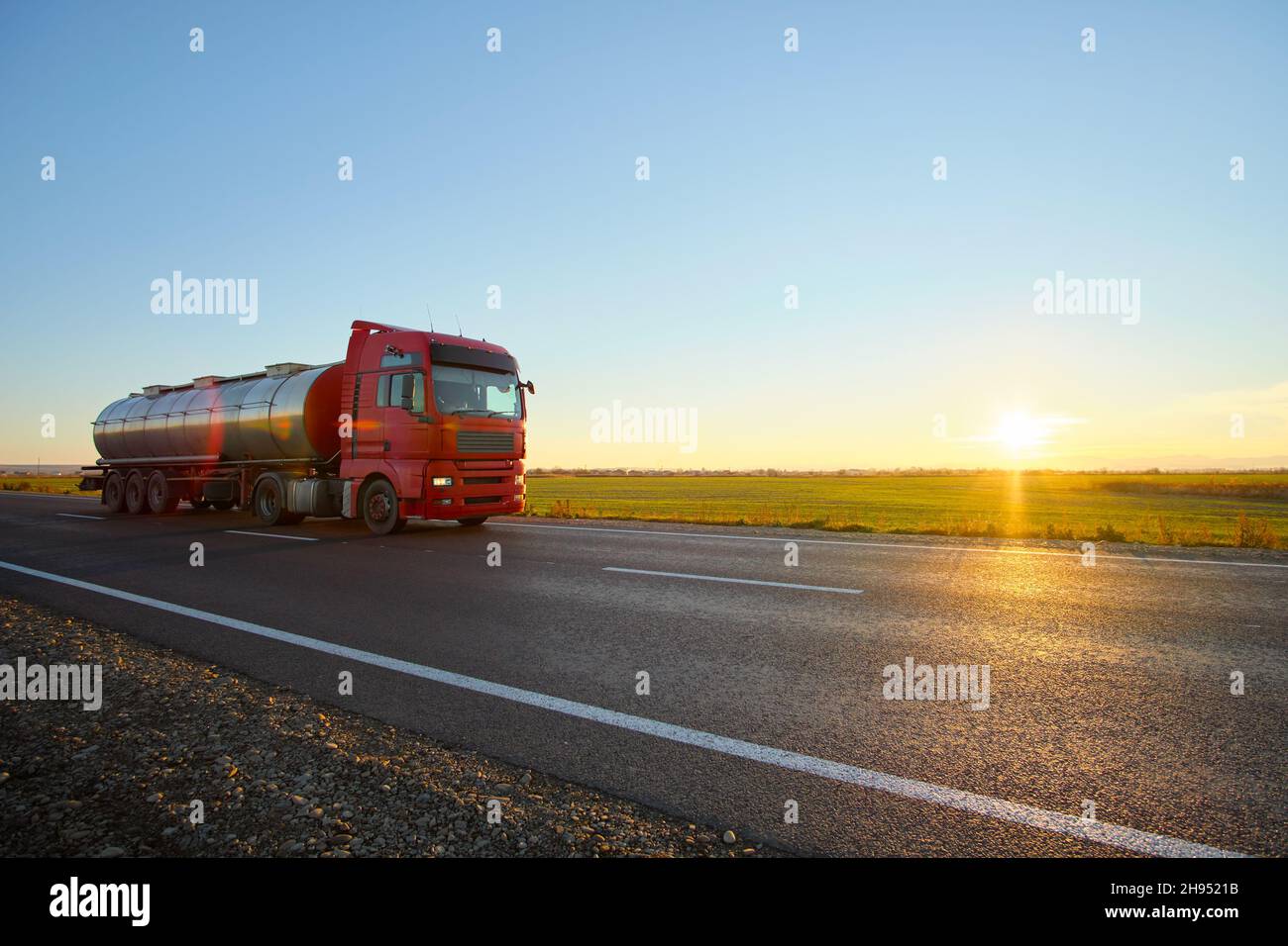 Camion-citerne à essence roulant sur autoroute transportant des ...