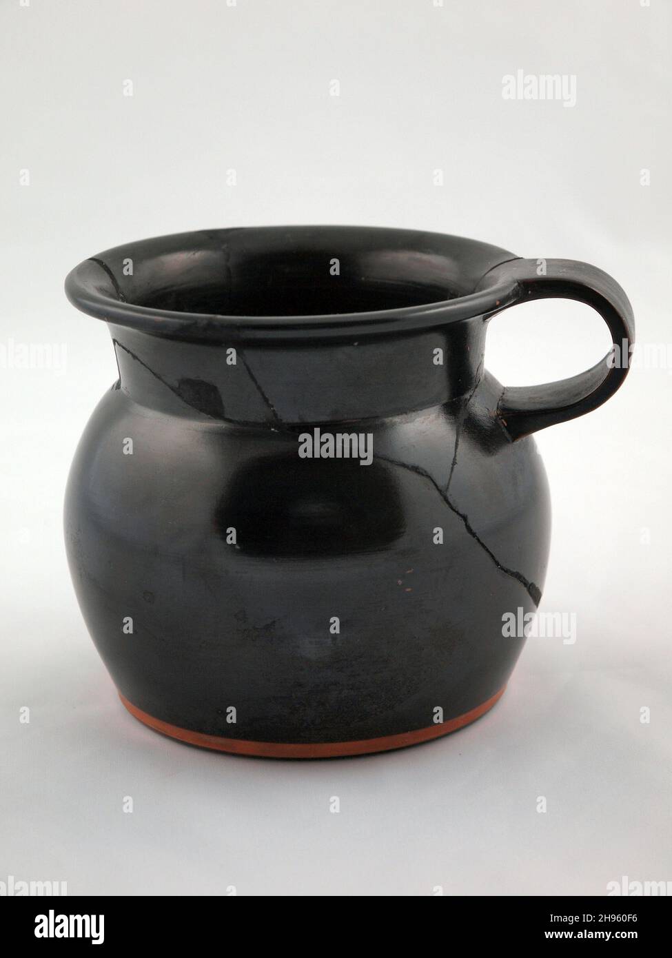 Mug, environ 460 BCE.Vaisseau en terre cuite émaillée noire avec une ...