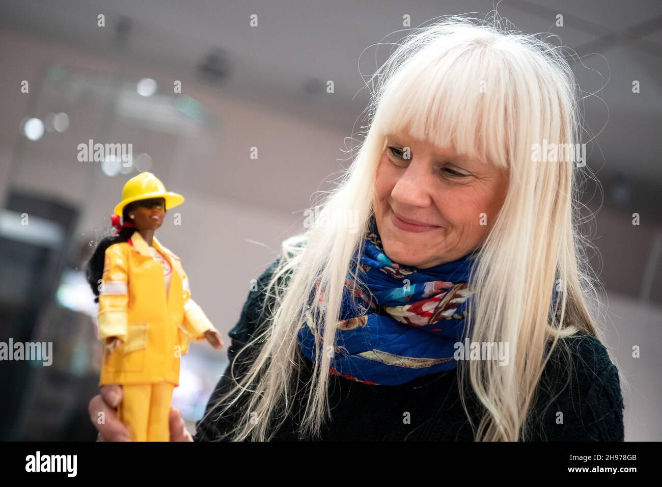 Emden, Allemagne.03ème décembre 2021.Bettina Dorfmann, collectionneur de poupées Barbie, est en ...