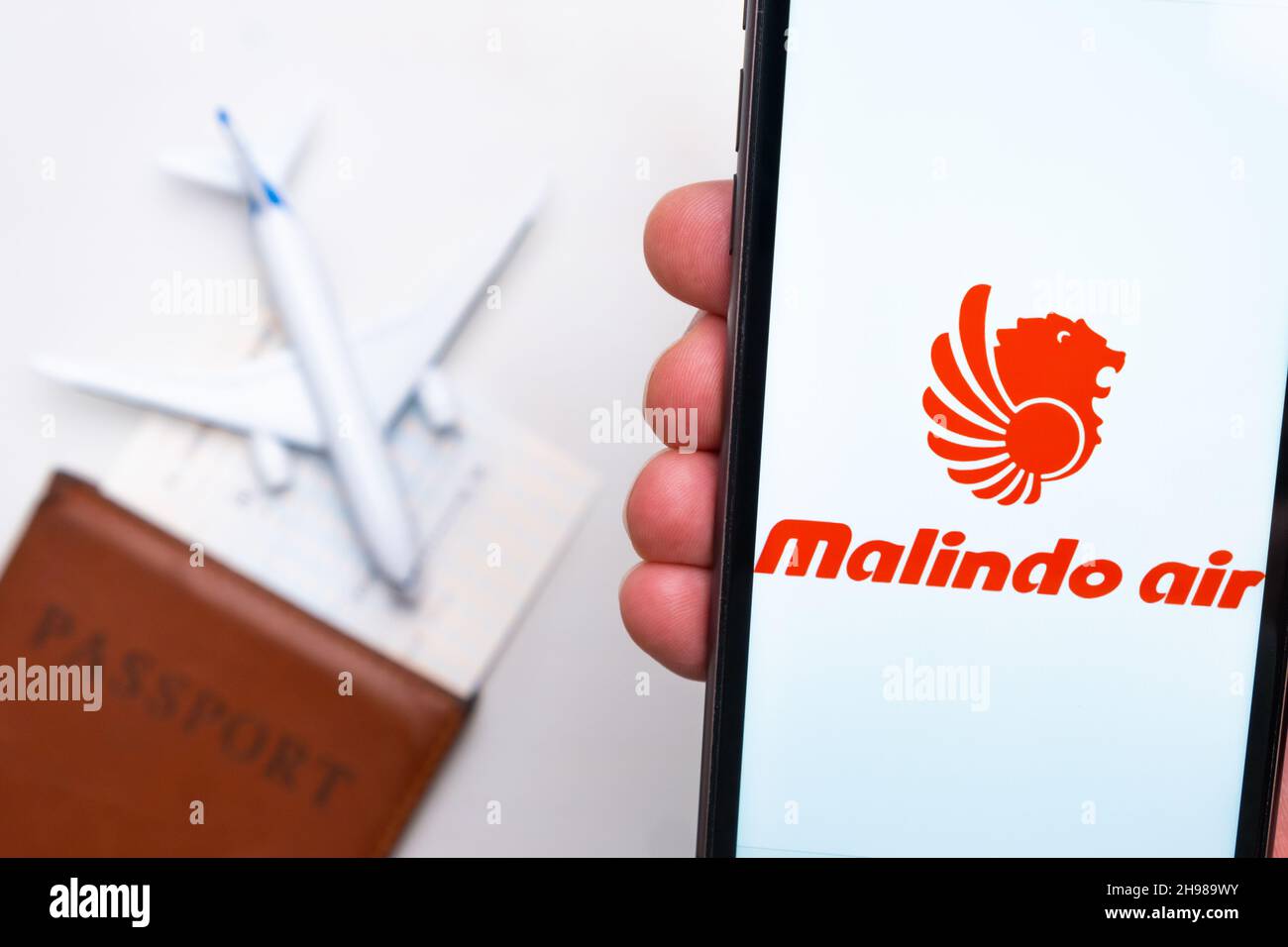 Logo Malindo Air Airline sur l'écran du téléphone mobile avec un avion, un passeport et une ...