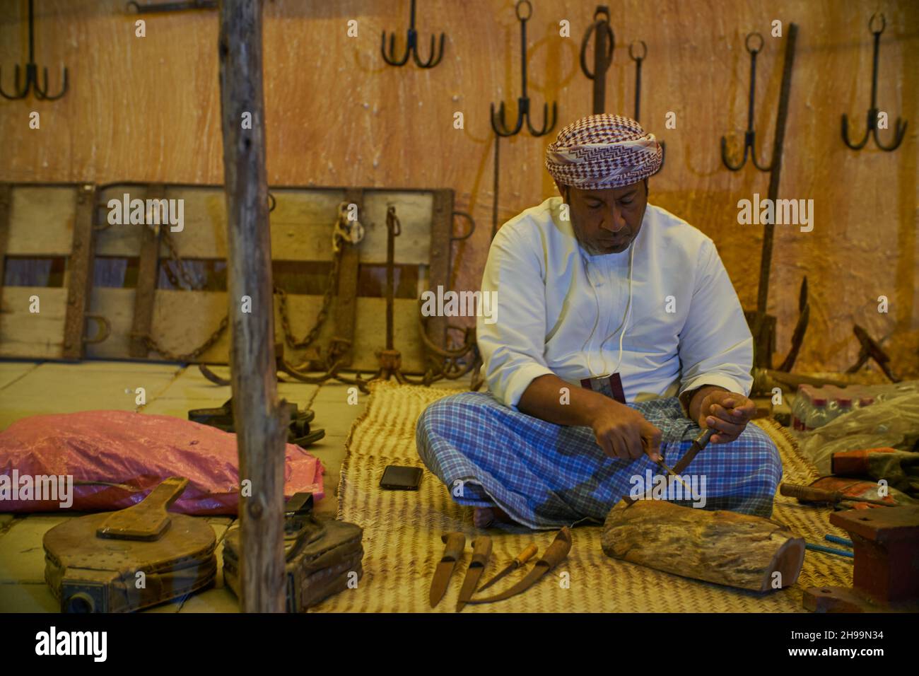Forgeron arabe traditionnel travaillant dans le village culturel de ...