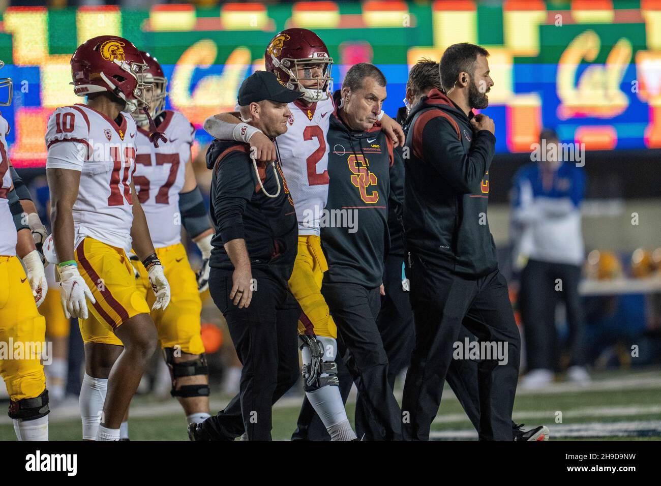 Le quarterback California Golden Bears Kai Millner (2) est aidé hors du ...