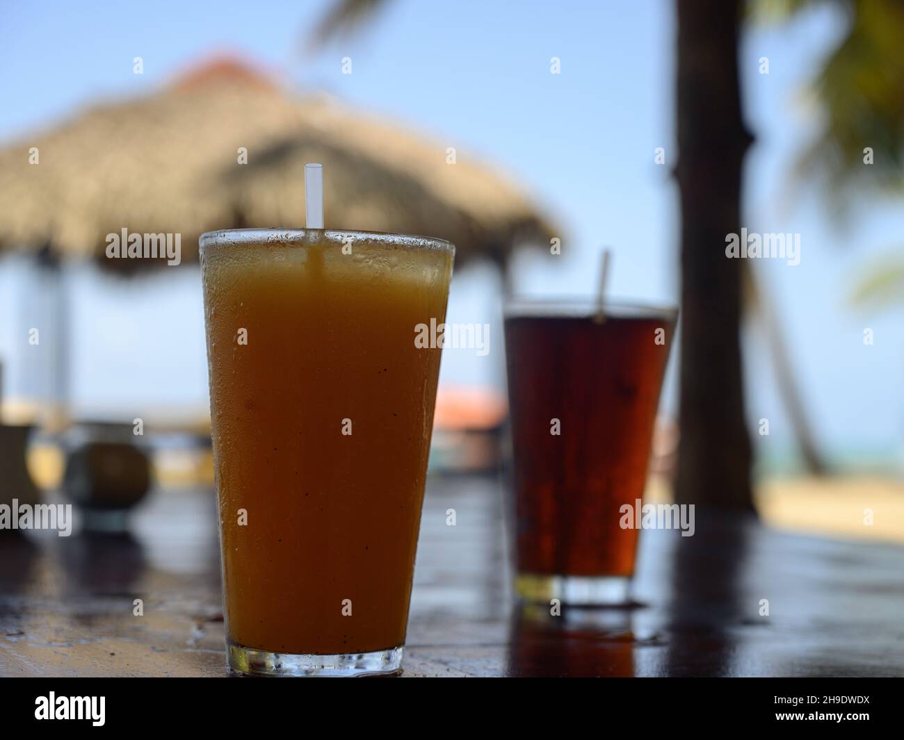 La photo montre des rafraîchissements Coca Cola et du jus de fruits de ...