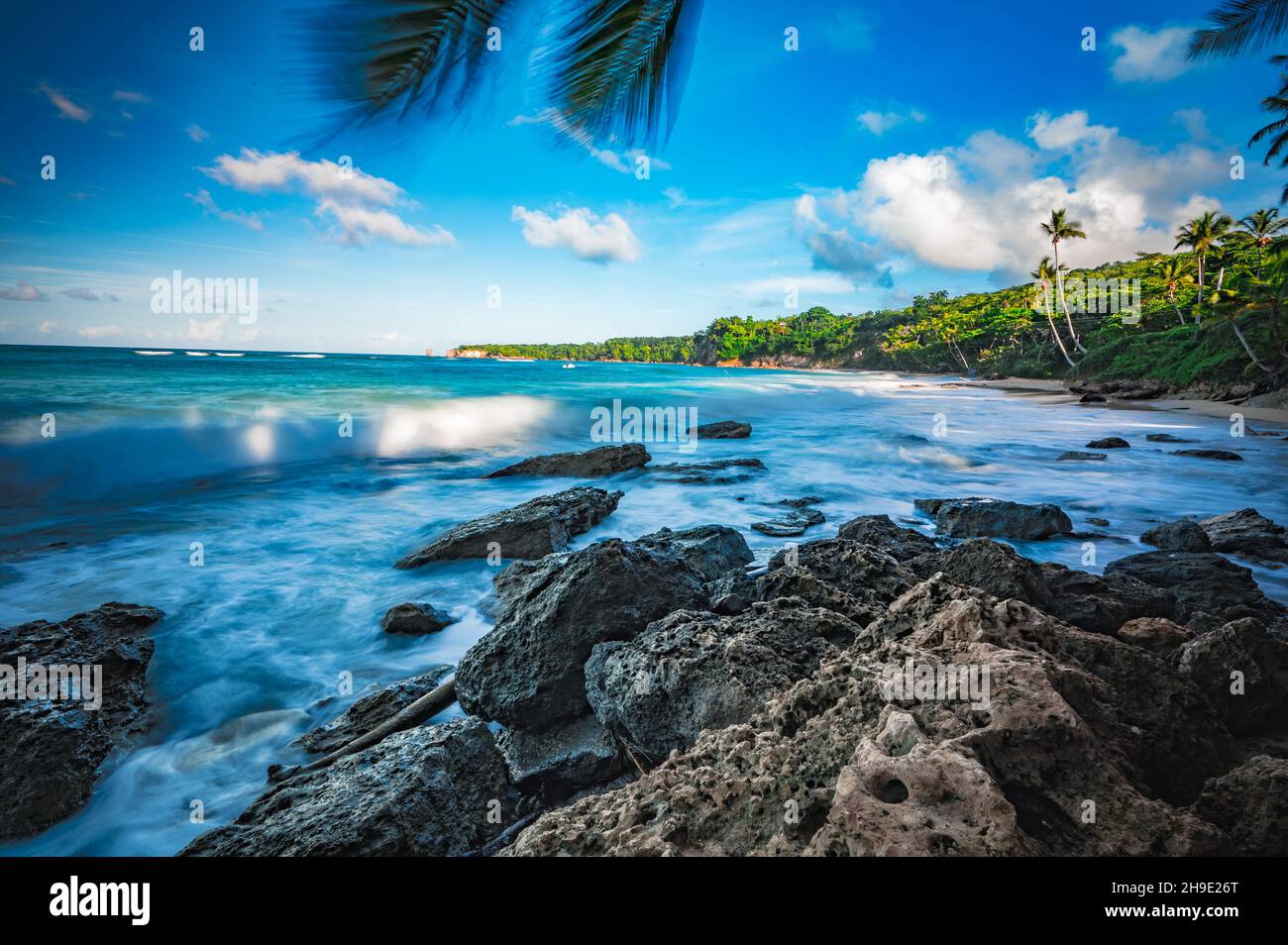 Vue panoramique sur la plage rocheuse exotique de la mer des caraïbes.L ...