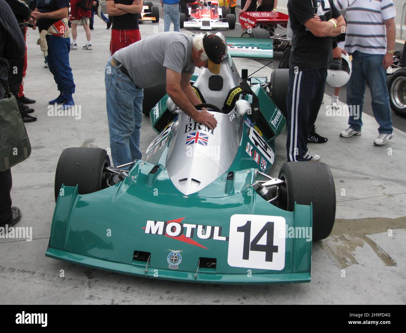 Un des deux V12 BRM appartenant à Peter et Aaron Burson.P201 conduit en ...