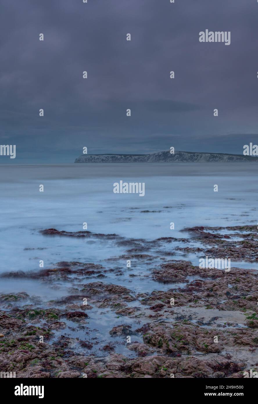 Lumière atmosphérique sur les falaises de la côte de l'île de wight à ...