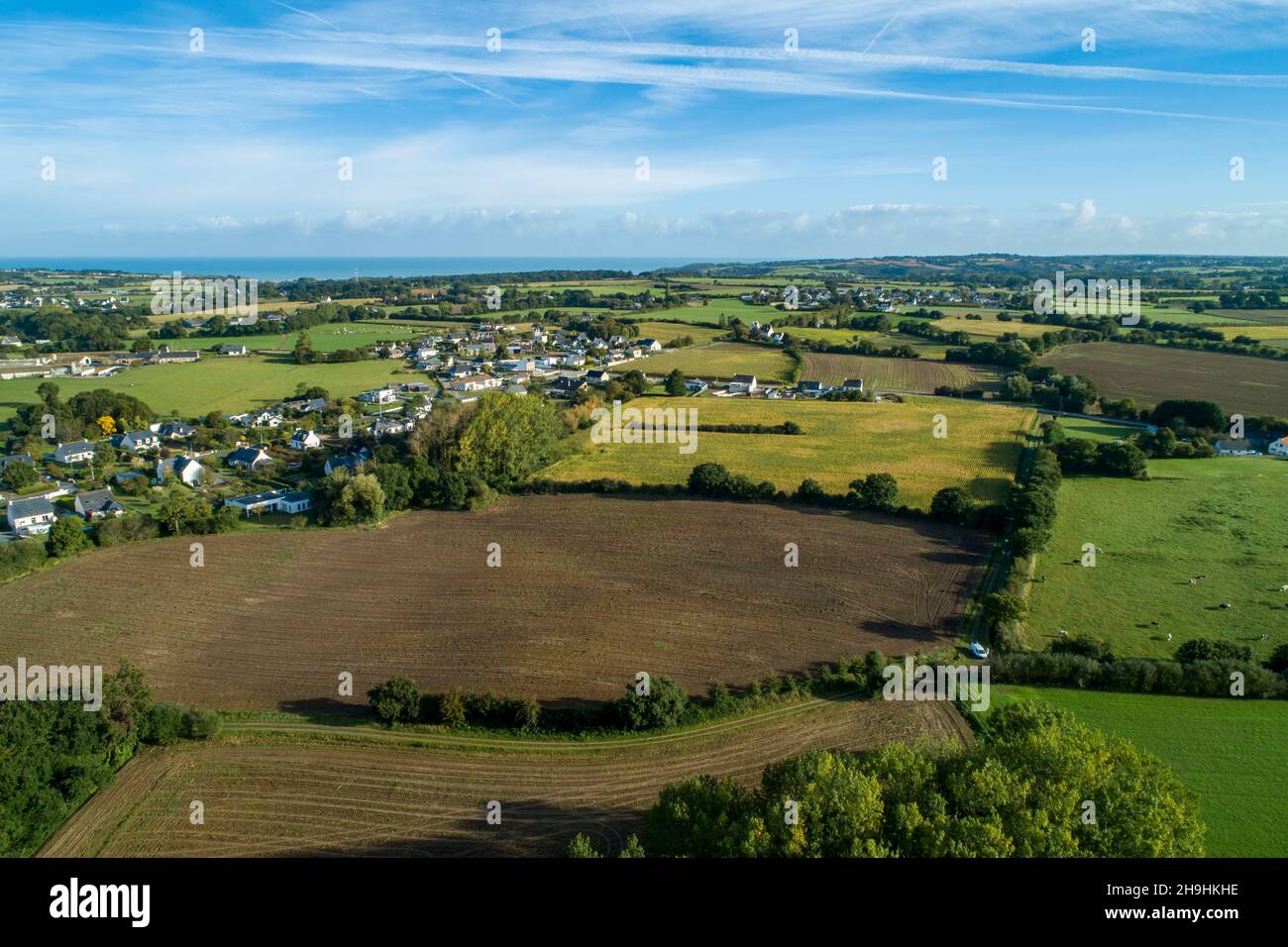 Hillion (Bretagne, Nord-Ouest de la France) : vue aérienne de la ...