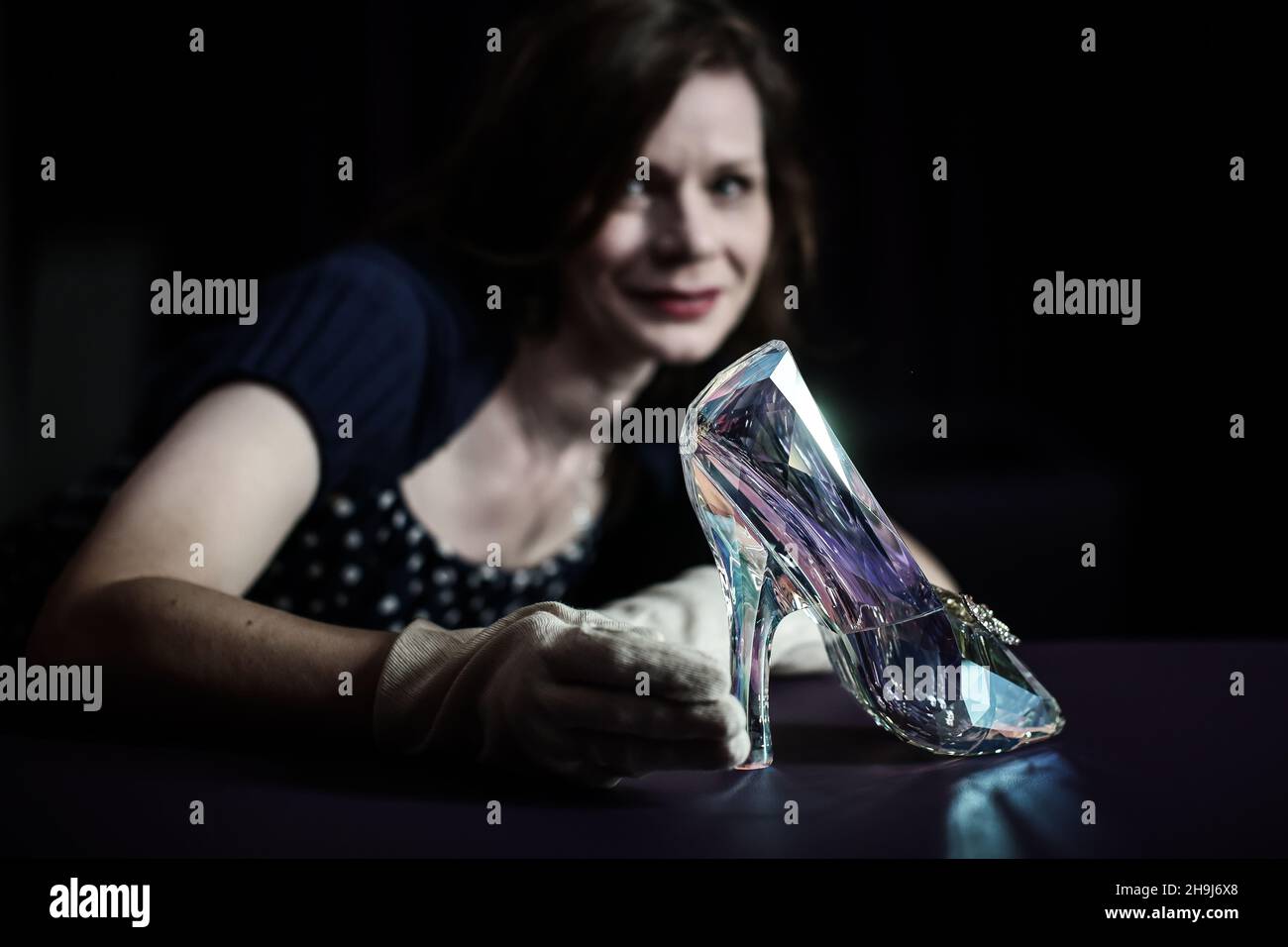 Helen Persson, conservatrice de l'exposition Chaussures: Plaisir et ...