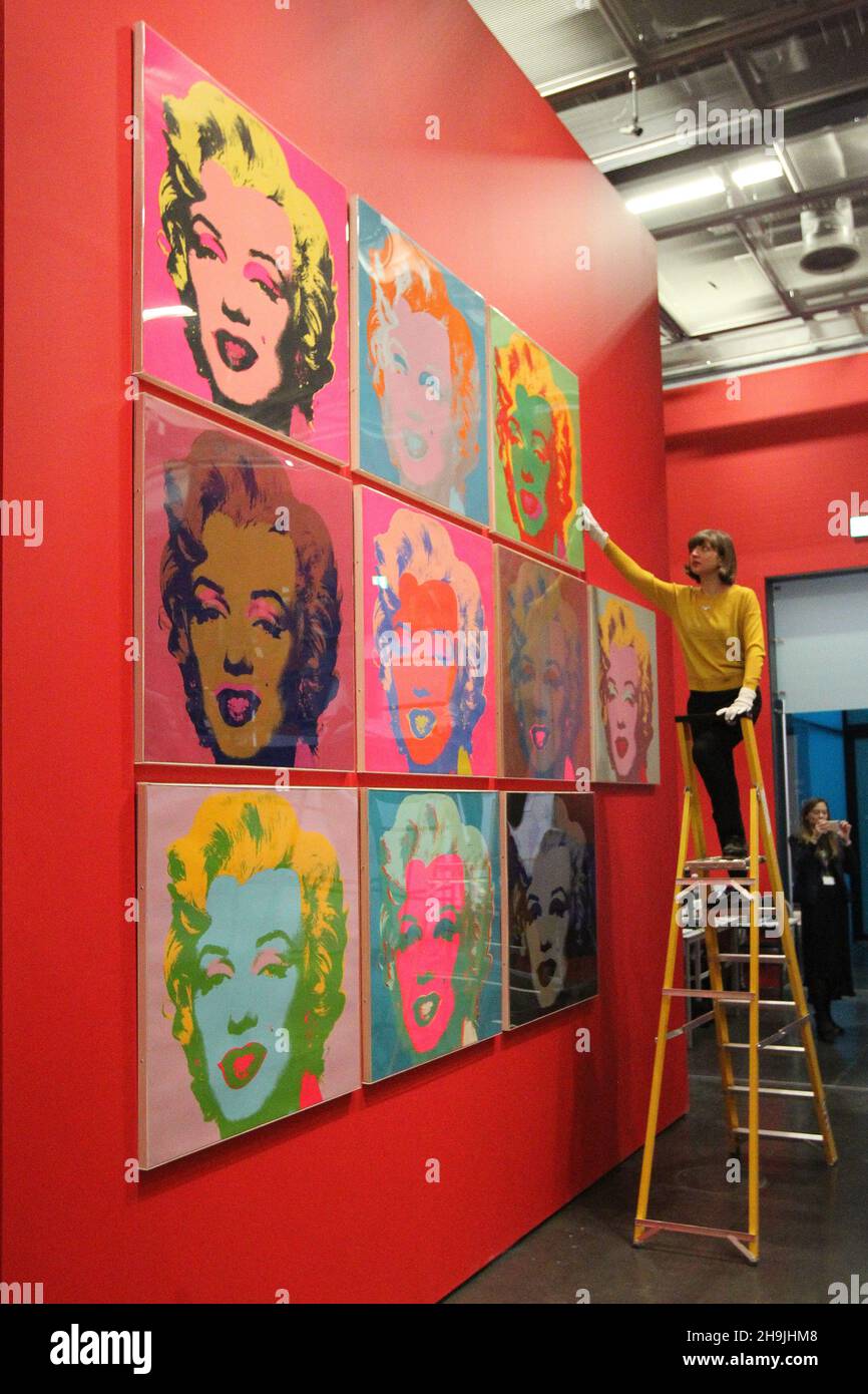 Catherine Daunt, conservatrice du projet, vérifie 10 copies d'écran ...