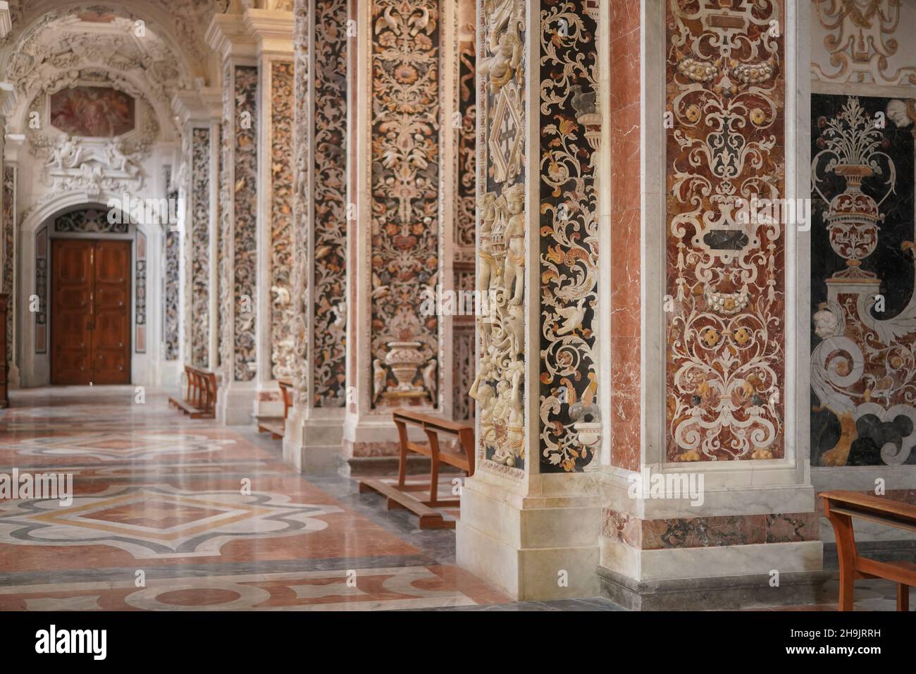 Les colonnes en marbre de la Chiesa di Santa Maria del Gesu (ou Casa ...