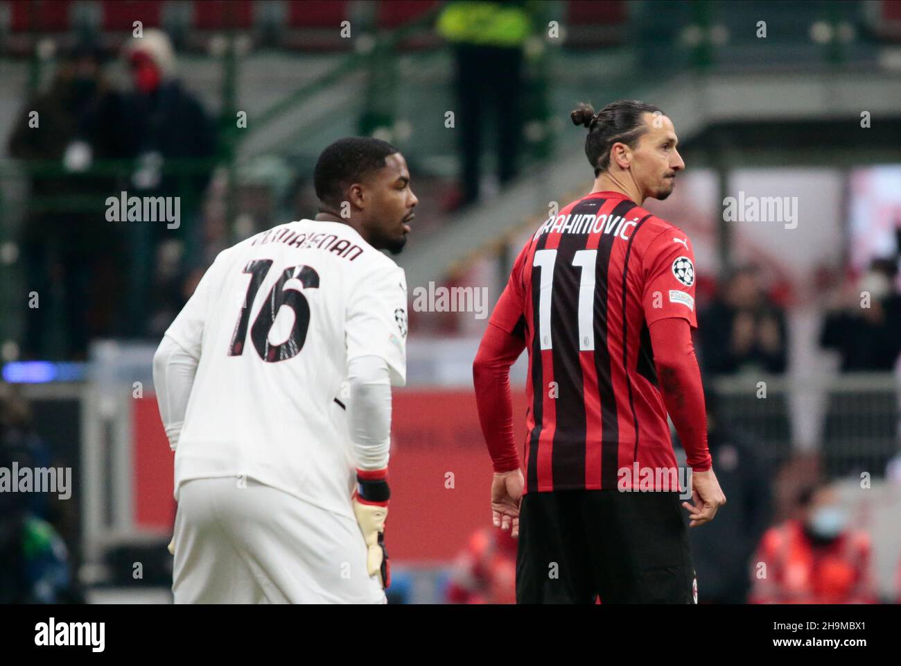 Liverpool et zlatan ibrahimovic Banque de photographies et d’images à ...