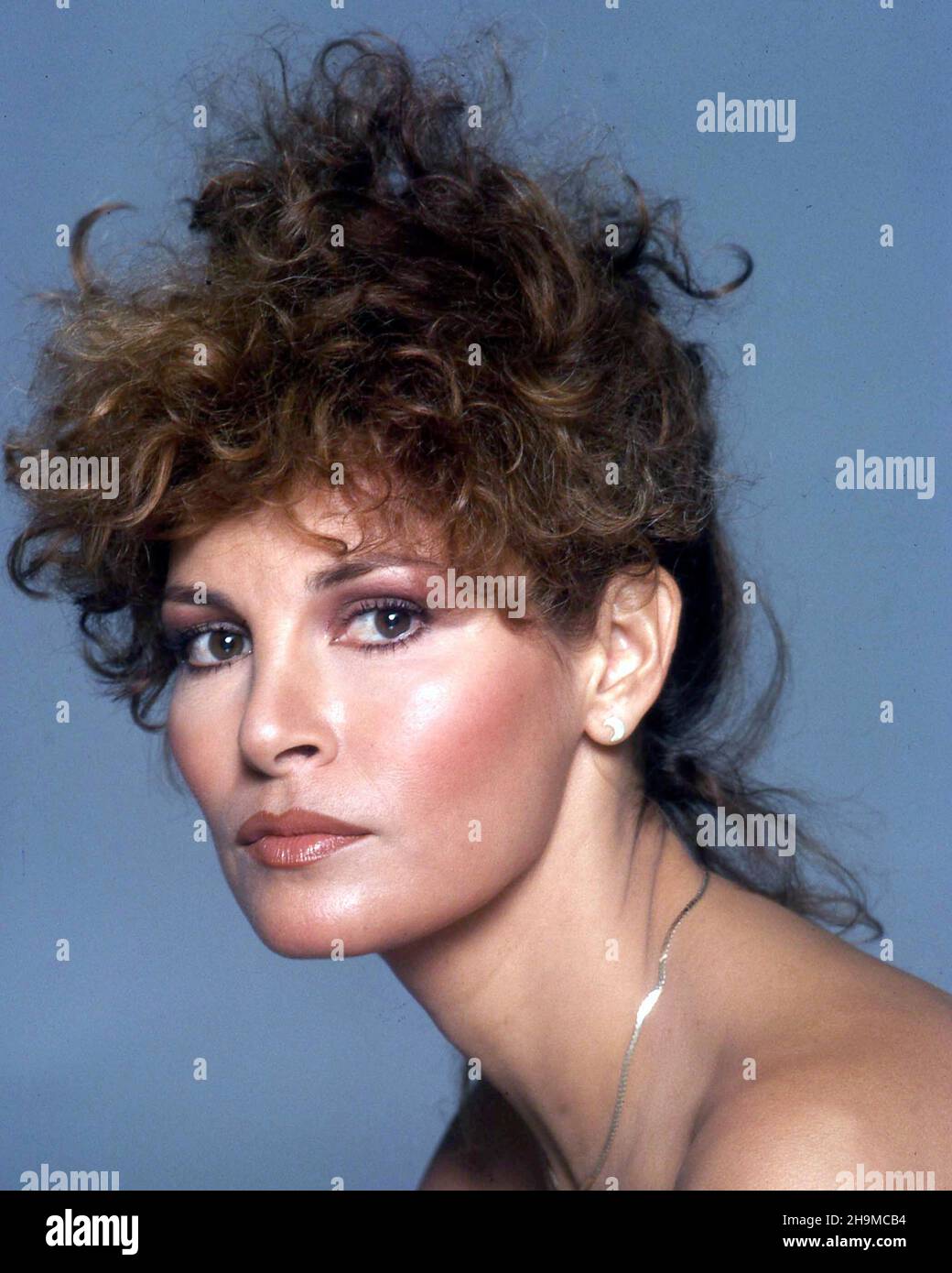Raquel Welch pose pour un portrait vers 1990 à Los Angeles, Californie ...
