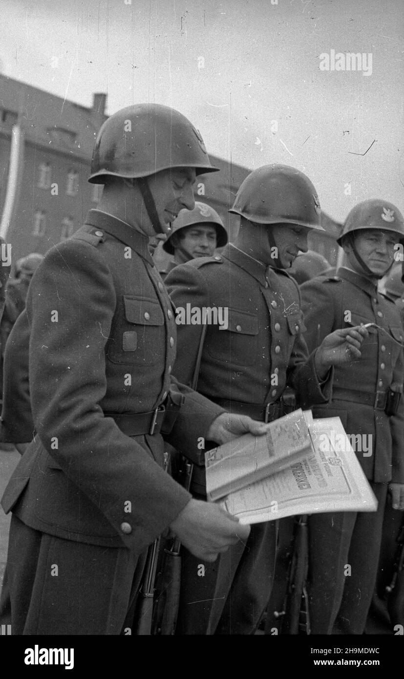 Wroc³aw, 1948-09-18.Szko³a Oficerska Piechoty.Ministre obrony narodowej ...