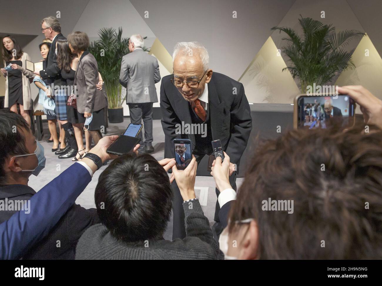 Syukuro Manabe (C), d'origine japonaise, rencontre la presse après ...