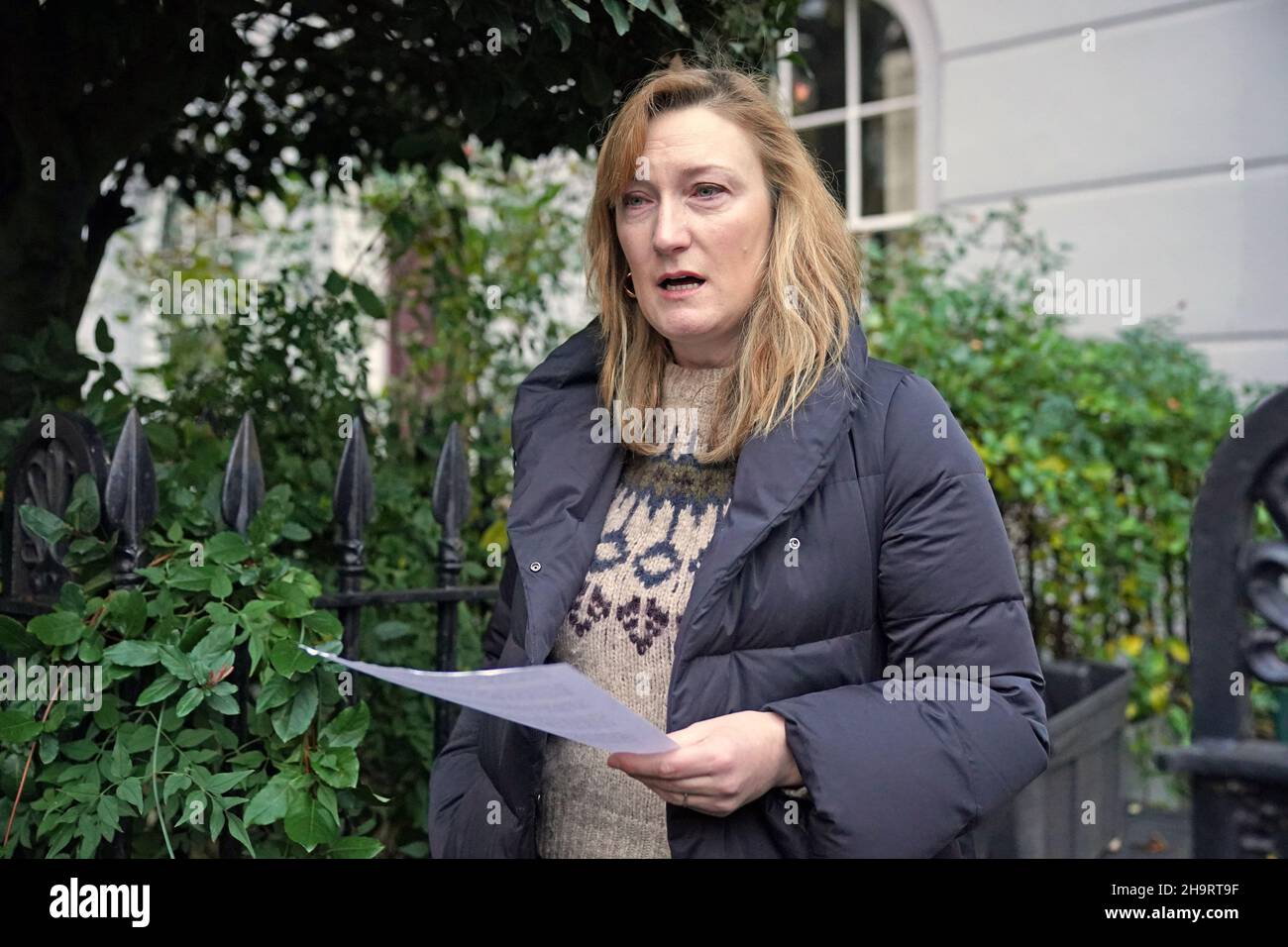 Allegra Stratton parlant à l'extérieur de sa maison, dans le nord de ...