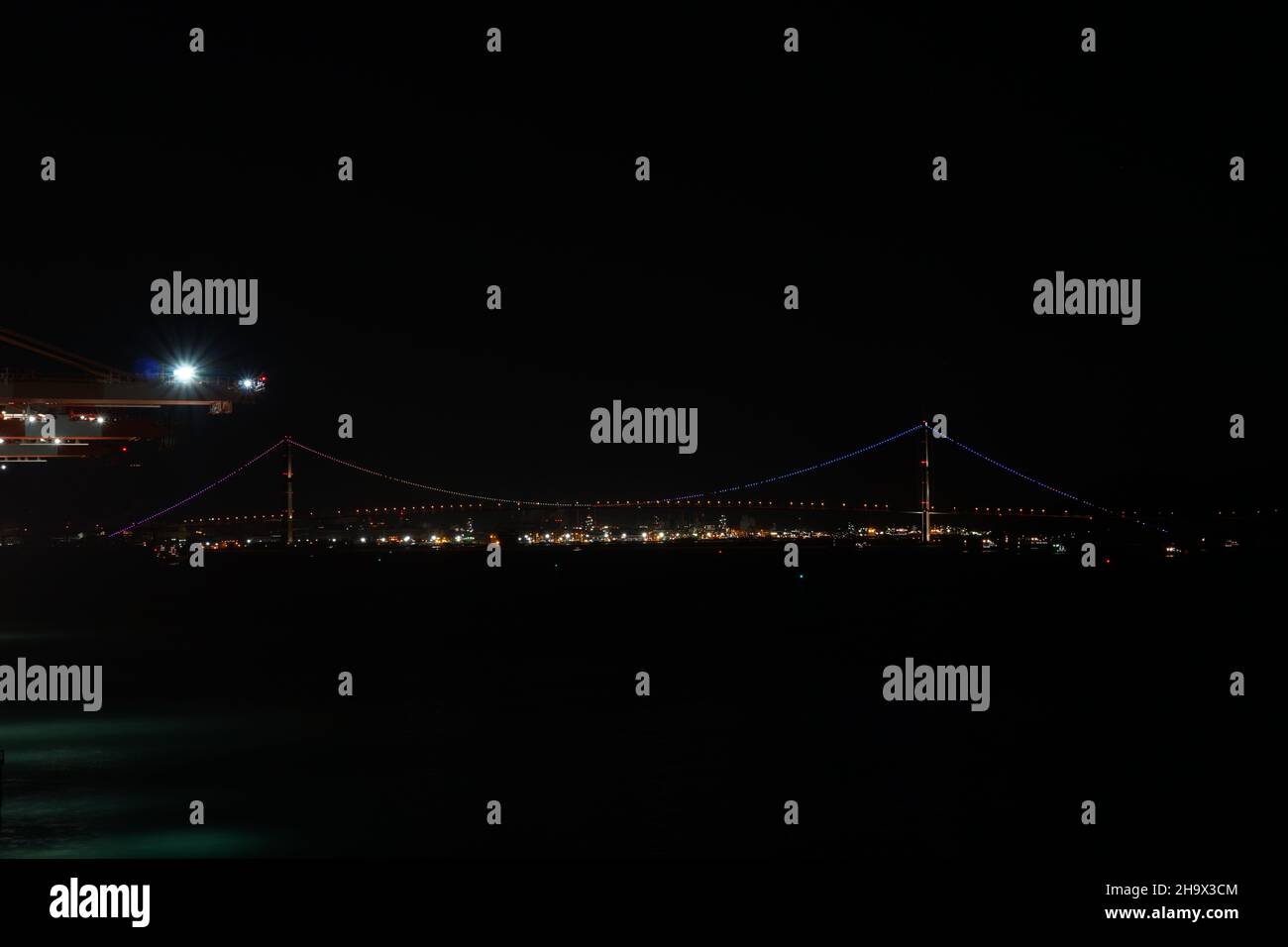 Vue de nuit depuis le terminal des conteneurs du port Kwangyang sur le ...