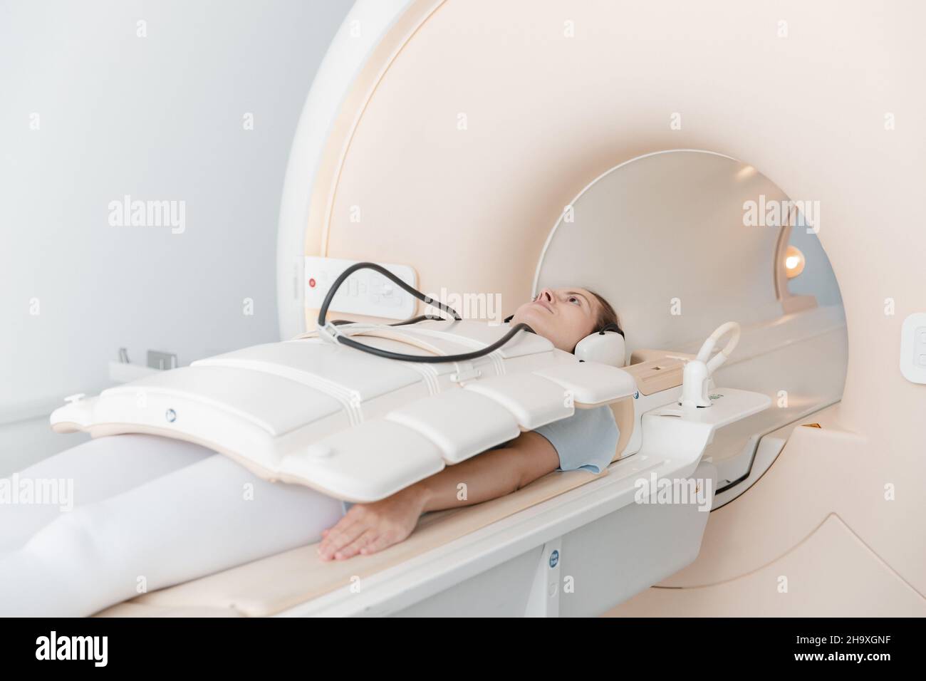 Scanner médical ou IRM avec un patient dans le laboratoire hospitalier ...