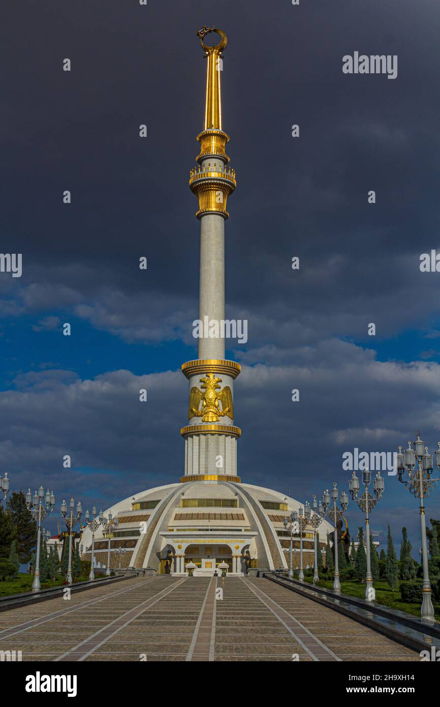 Monumento de la independencia ashgabat Banque de photographies et d ...