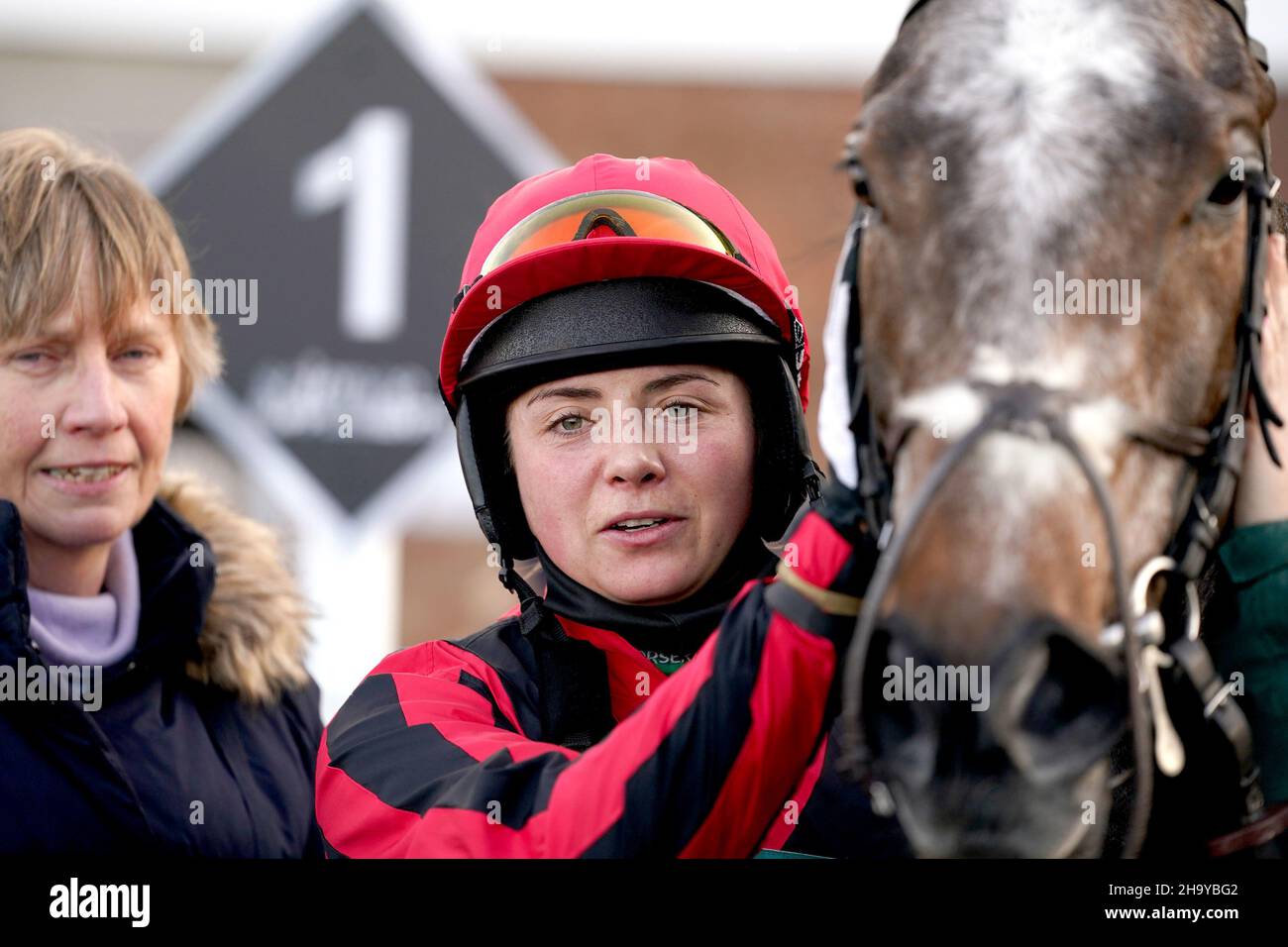 Jockey Bryony Frost est interviewé après avoir gagné l'Agetur (UK) Ltd ...