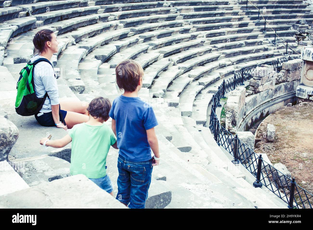 Mère avec peu de fils en vacances visiter l'ancienne Colisée, le ...
