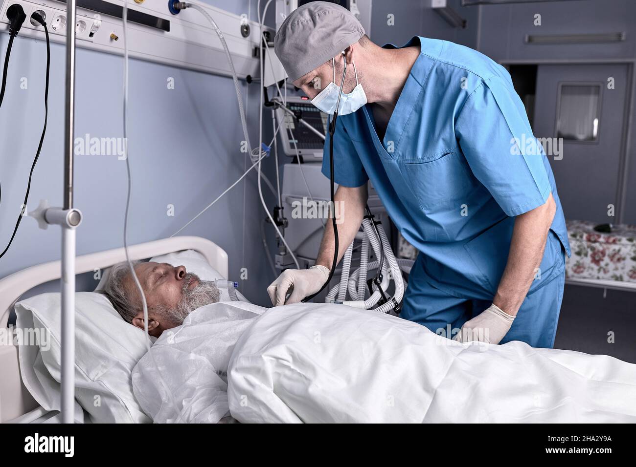 infirmière masculine confiante et serviable mettant le stéthoscope au ...