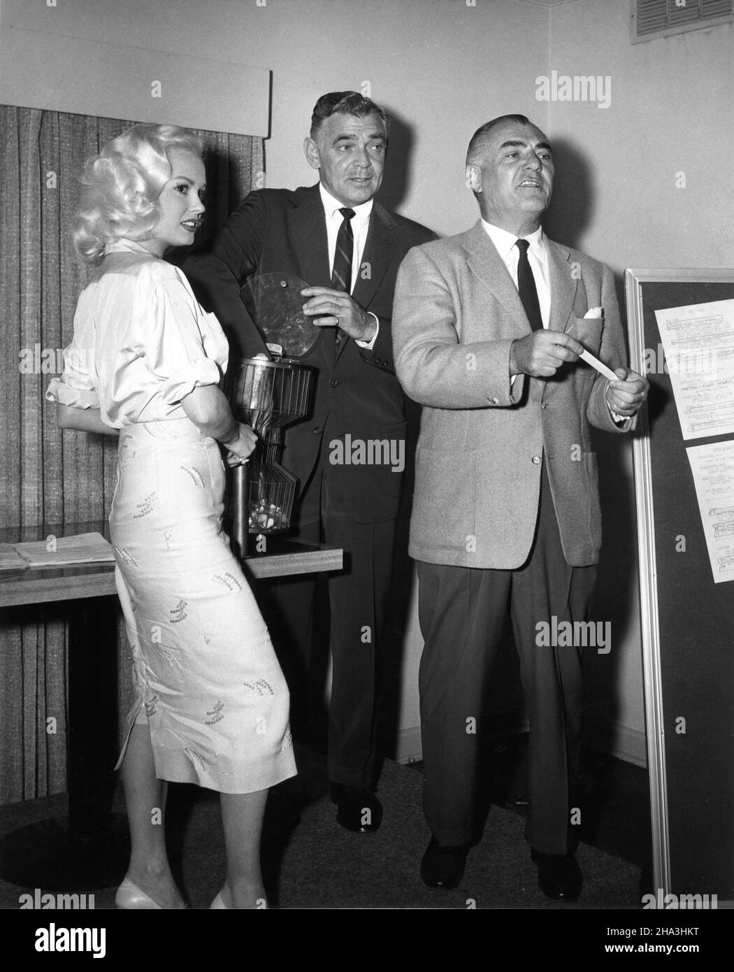 MAMIE VAN DOREN CLARK PIGNON et producteur WILLIAM PERLBERG à tour de ...