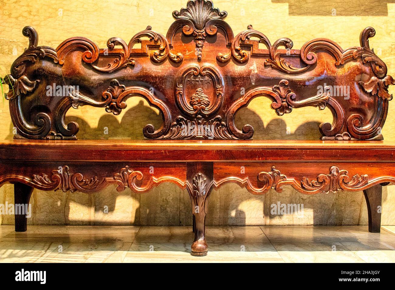 Vieux canapé ou canapé en bois massif.Détails architecturaux intérieurs ...