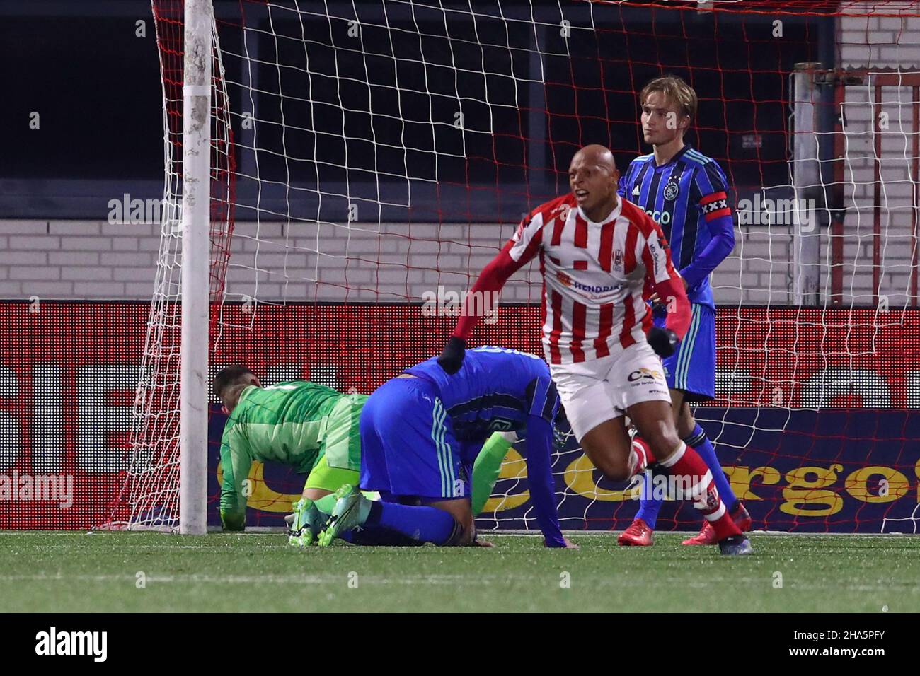 OSS, PAYS-BAS - DÉCEMBRE 10 : Kay Tejan de TOP OSS célébrant son but ...